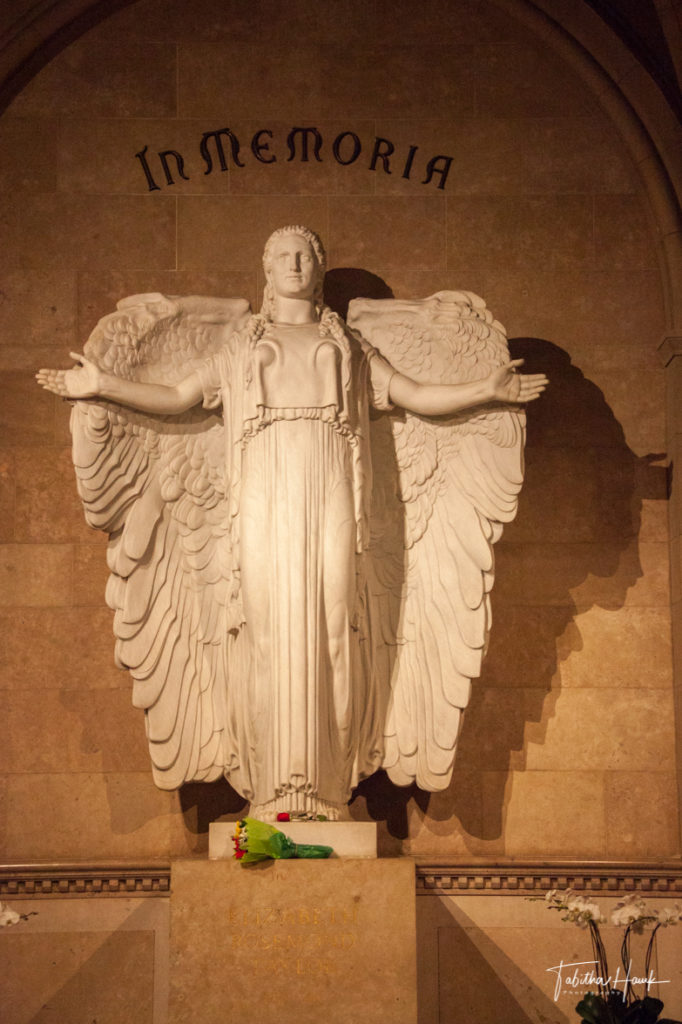 Elizabeth Taylor Grave | Nashville Travel Photographer & Solo Female Travel